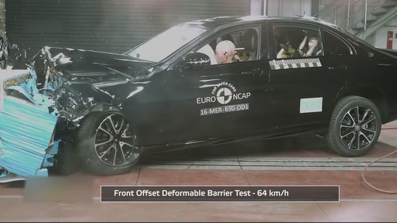 奔驰E级碰撞测试,结尾车标是亮点