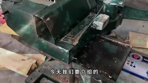 木工老师傅的创意作品,纯天然松木长凳,实木结构结实耐用