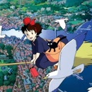 行在田间小径的路人 