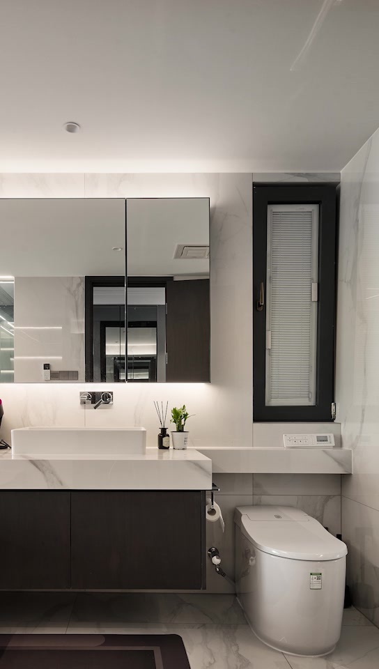 杭州装修设计 主卧卫生间面积还是不够大,放个内嵌式浴缸