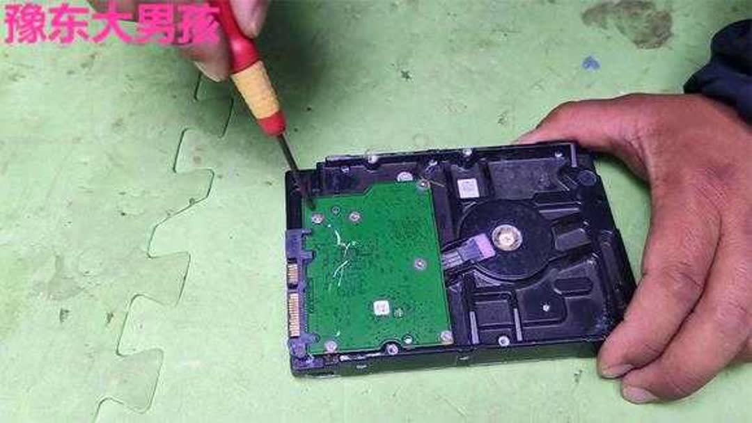 电脑不开机机械硬盘坏掉了,小伙直接拆开硬盘看内部构造