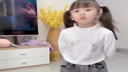我说谁我也不知道,她自己心中有数