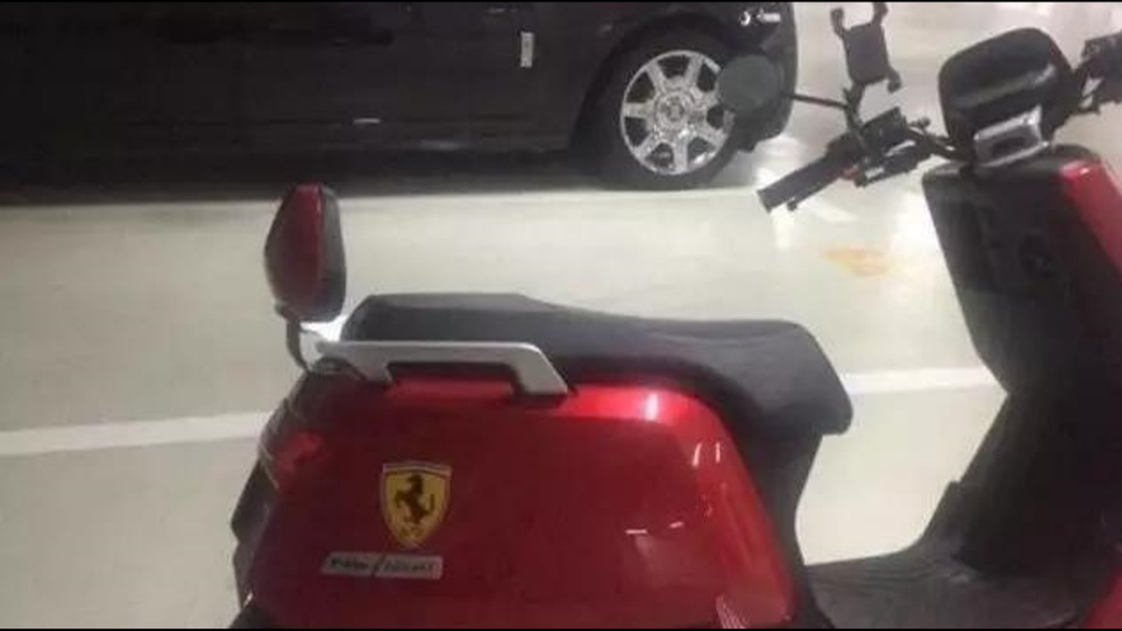 电动踏板车贴法拉利车标?还以为是王思聪买的