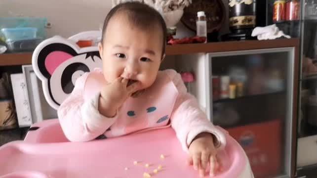 辅食添加后的隐藏技能:锻炼宝宝小动作 精细化运动能力 get到了吗