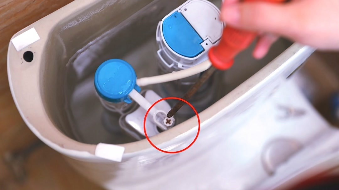 马桶冲水无力?马桶冲水少?拧一拧水箱里的小机关,立马解决烦恼