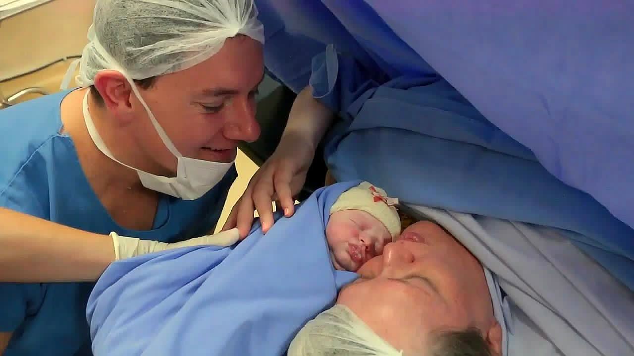 产房实拍孕妇艰辛生产过程,妈妈的付出绝对配得上伟大二字