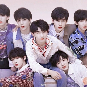 搂着苏苏和朱朱and航酱 