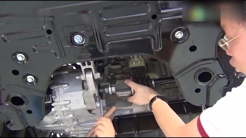 宝骏730离合器分泵怎么拆