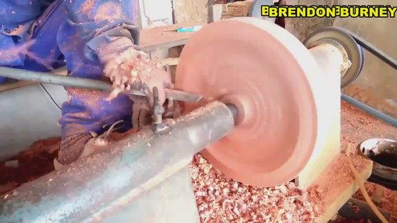 传统的木工刨,孰能巧匠现在这样的木匠师傅不多见了!看着真爽