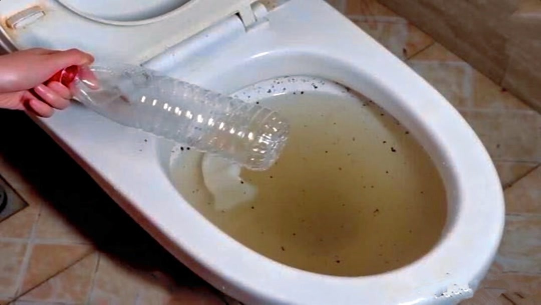 马桶不小心堵塞,用一个塑料瓶就能疏通,别再花上百元清人通了