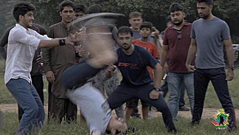 中国小哥在印度, 惨被捉弄, 一群阿三小哥哈哈大笑