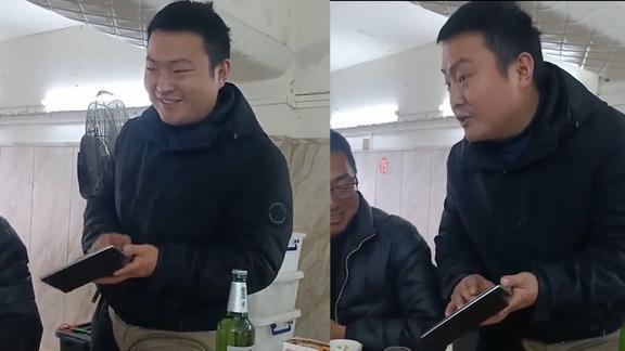 饭店老板神手速盲打精准结账,全程不看计算器,顾客惊呆直呼牛