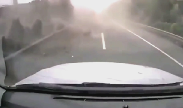 轿车被失控大货车撞击,差点车毁人亡,视频拍下全过程