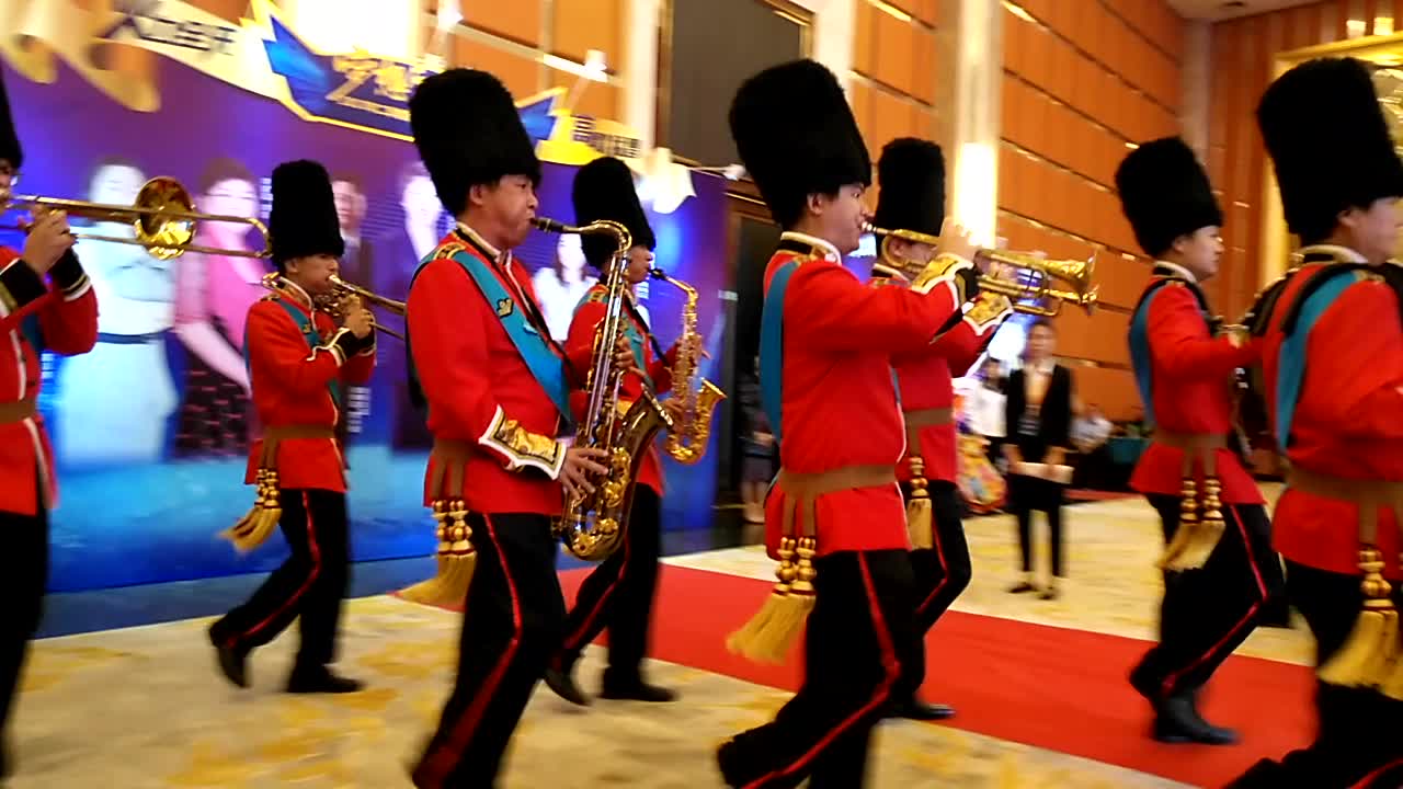 大气入场仪式军乐队仪仗队列好队形并吹响雄壮进行曲,带领领导或...