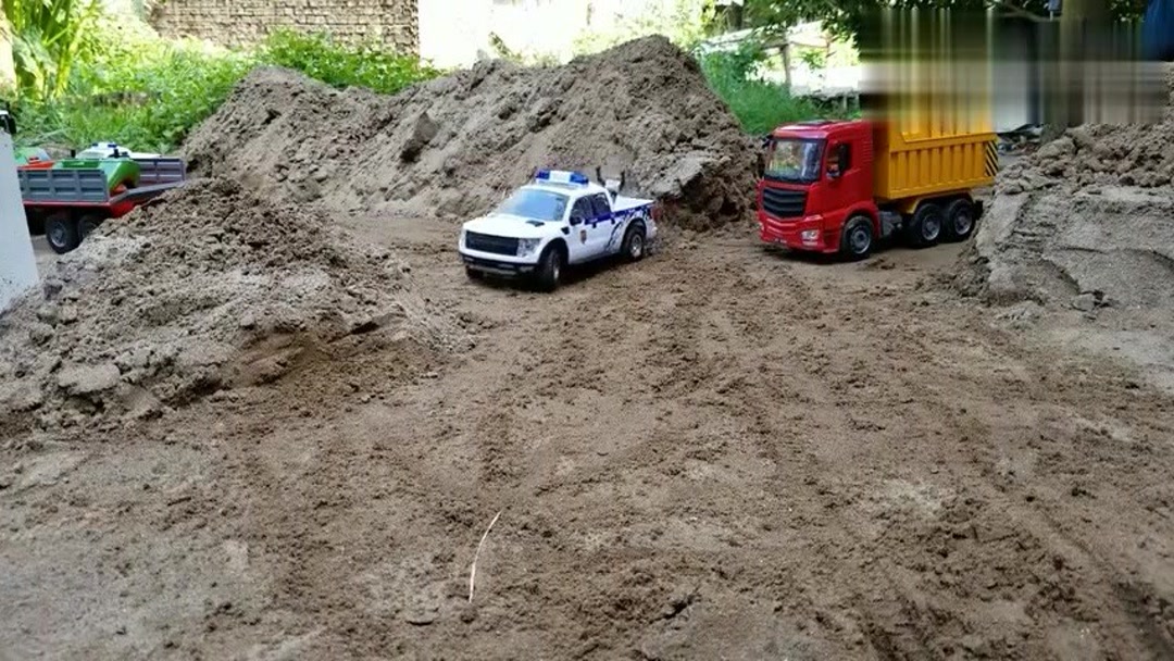 小朋友的趣味玩具车模型,警察叔叔开警车玩漂移,亲子互动小游戏
