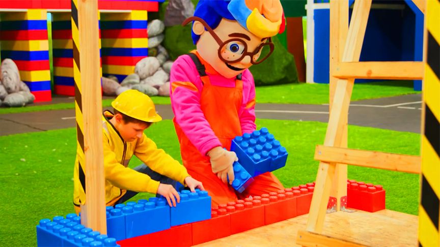 萌娃玩具动画:萌娃开动推土机清理石头,运输木头和积木建造房屋