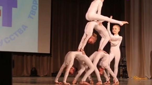 精彩多人柔术杂技表演集锦,让人们看的目不转睛