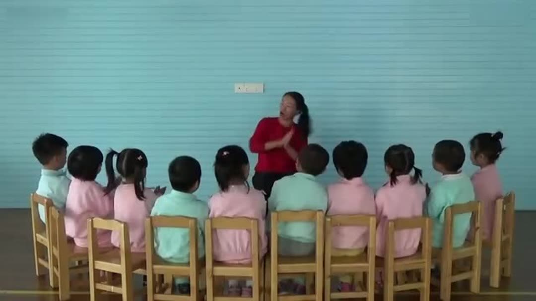 幼儿园小朋友游戏: 开火车