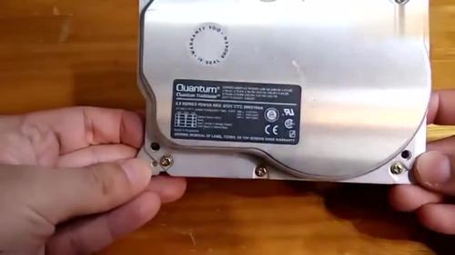 拆解一个20多年前生产的硬盘,从上面取下了,磁铁,不可思议