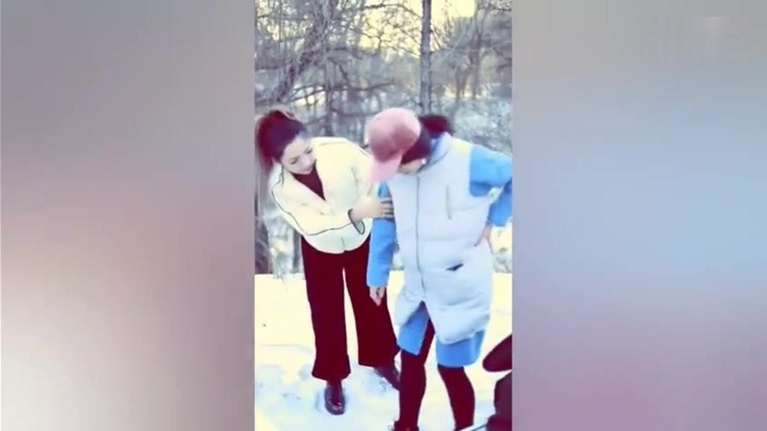 美女搞笑:孕妇路边摔倒无人敢扶,残疾大爷做好事自己也被摔伤!