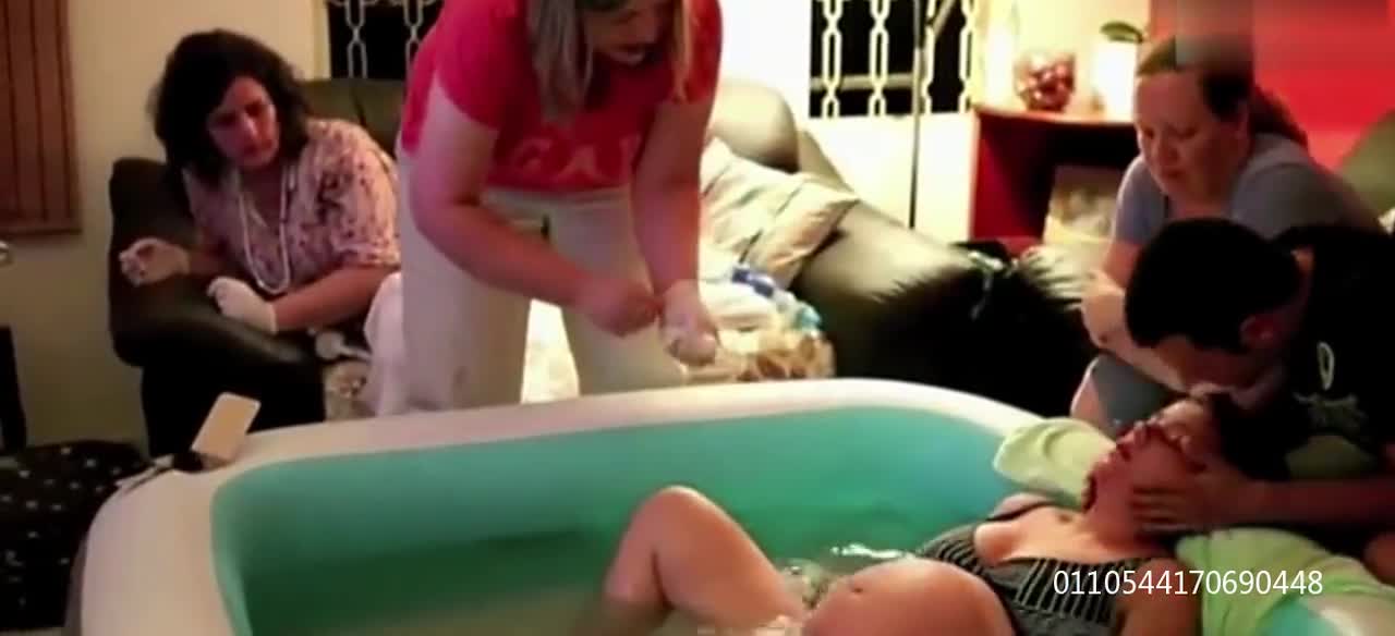 孕妈水中分娩过程,看着实在太痛!太辛苦了