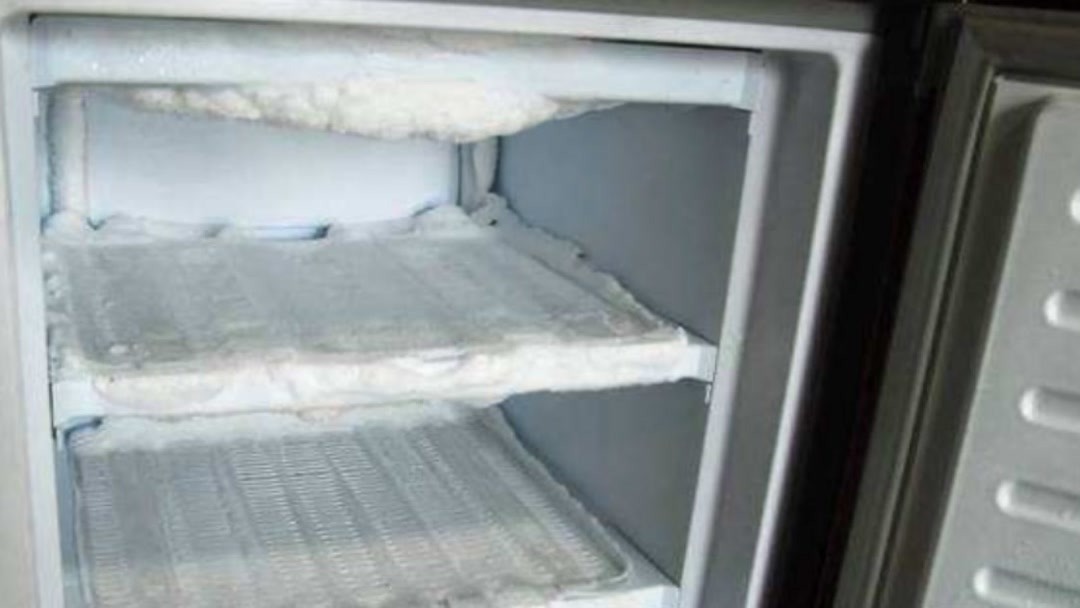 不管冰箱结多厚的冰霜,这种“水”放进去,10分钟冰霜立马全除净