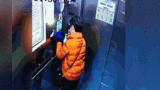 【浙江】连医院都不放过?一女子独乘电梯“顺走”消毒液