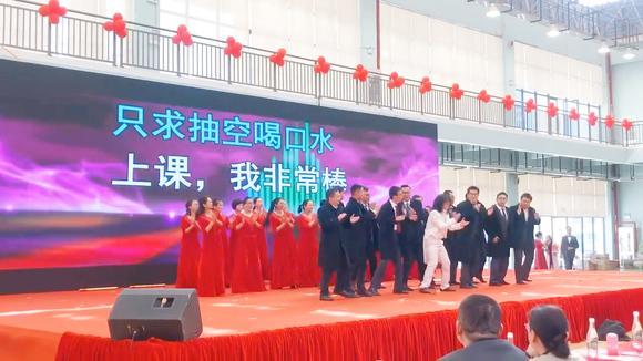 真实的写照!教师年会表演节目,堪比新东方年会的《释放自我》