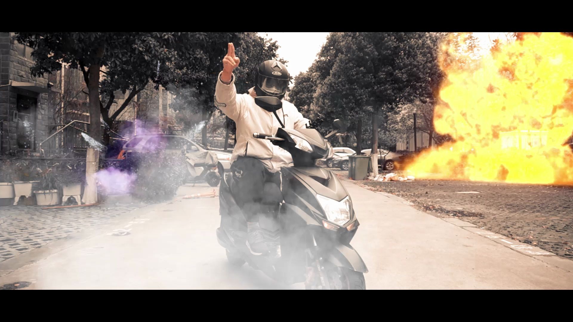 在家电动车拍大片