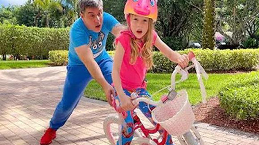 如何正确地学习骑自行车,爸爸的教学既有趣又实用,女儿秒学会