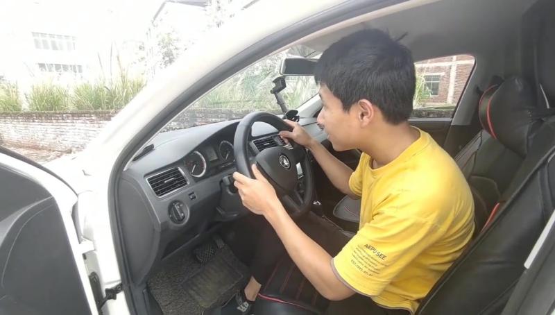 小伙在路边捡到一把大众汽车钥匙,不料发生意外情况,赶紧走