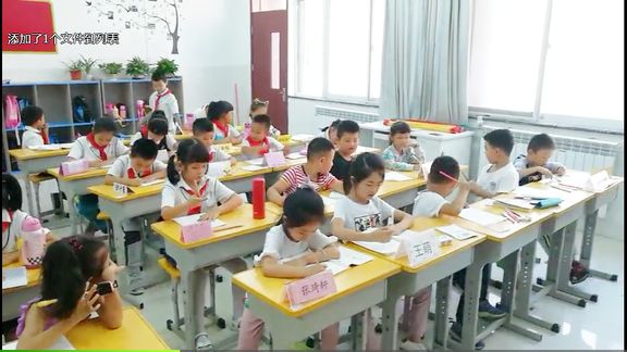 现在学校每个学生桌上都带名牌吗?