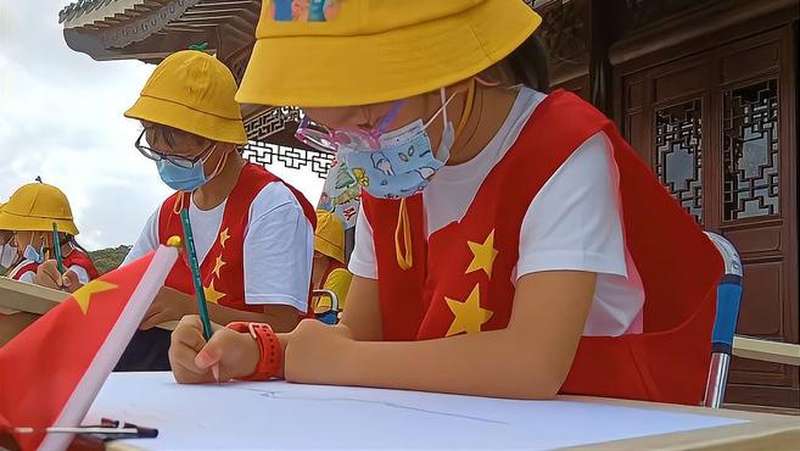 ...社区把历史文化与劳模教育创新融合,以“发现美-留下美-塑造美”三...