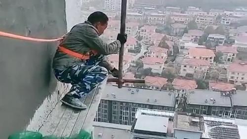 高空作业危险工作,看这位师傅大显神通,真是艺高人胆大