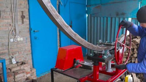 外国老师傅自制弯曲方管的机器,折完全是褶子能好用?