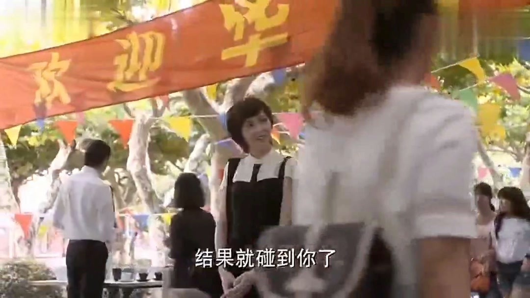 何以笙箫默:学校校庆,以琛这样的衣着打扮吸引了众多学生的眼球