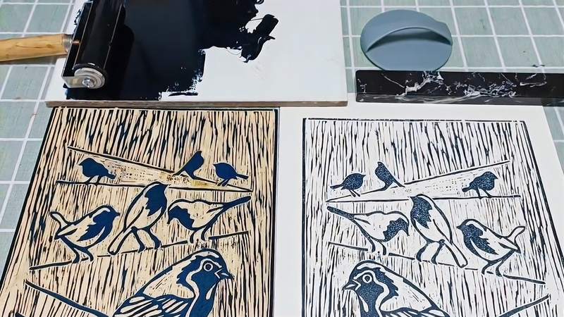 版画的整个制作过程给人一种岁月静好的感觉