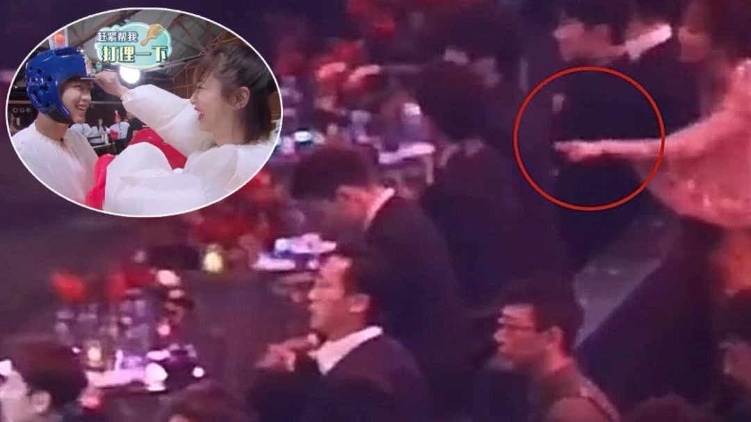 微博之夜:杨紫想与王俊凯打招呼,用手指轻戳他的背,样子好可爱