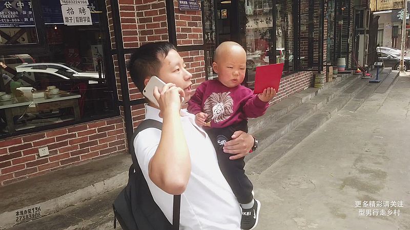 农村型男一家去吃满月酒,小满双手抱着1个红包,见面了拿给妹妹