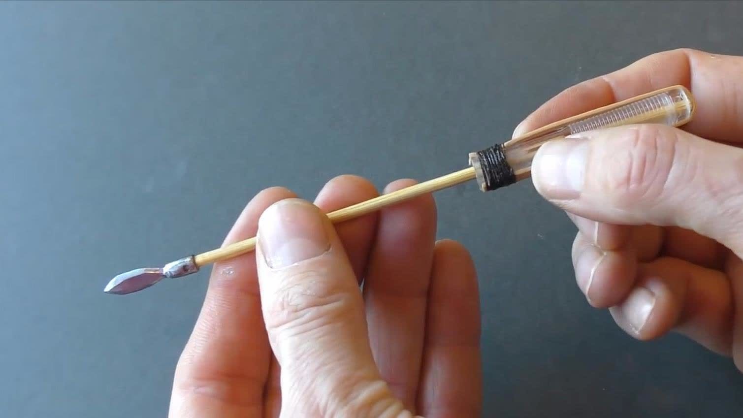 外国小哥自制迷你长矛,小小的一根没想到这么锋利,太厉害了