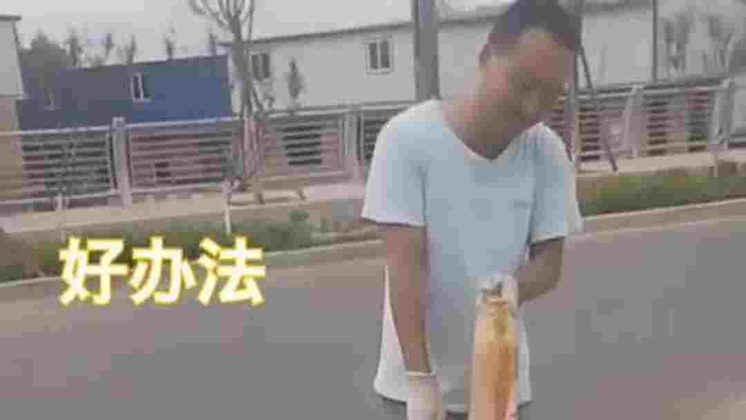 劳动人民大智慧,保持距离划线,轻轻松松就解决!