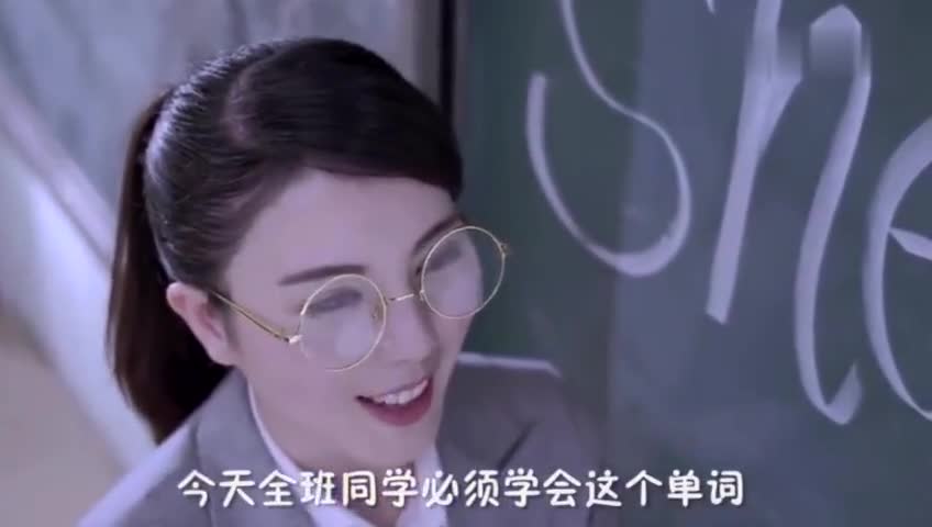 小男孩当着美女老师面尿裤子 羞死人啦!