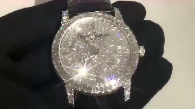 谁知道这是江诗丹顿的那款表,看到这一身的钻,我也就是看看!