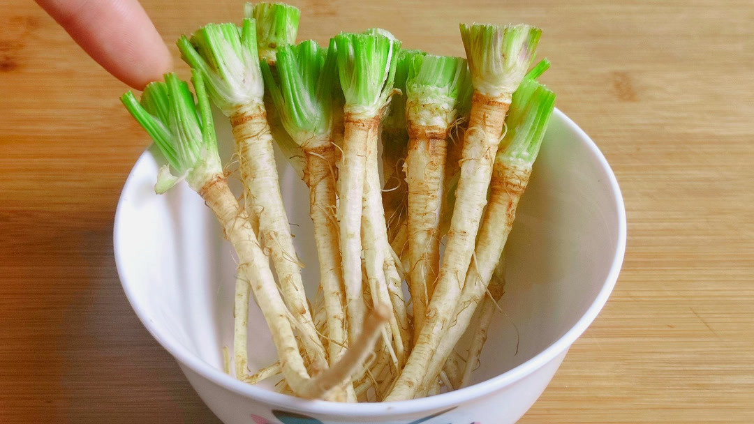香菜根别扔了,开水一泡,原来作用这么厉害,真的是太实用了