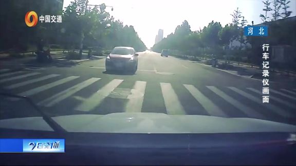 几位司机真是硬气,宁愿撞车也不减速,交通信号灯太过重要!