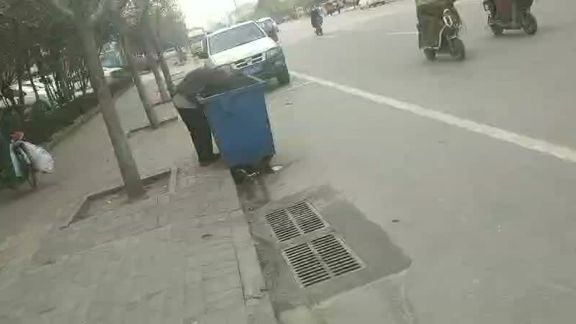 看见老人在垃圾箱捡东西吃,心里特不是滋味,于是决定带老人去吃点...