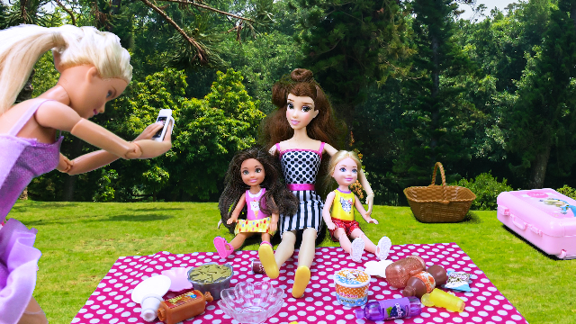 芭比娃娃公主玩具,芭比收拾行李去郊游