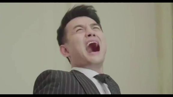 护士扎针手一慌扎错部位,男子转身一看是前女友,这下惨了!