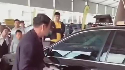 4S店的老板亲测车玻璃硬度,砸了好几次都没砸碎,不是普通的钢化玻璃!