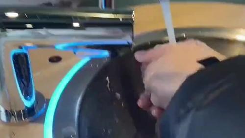 洗手的时候顺便给手机消毒,这个设计挺好,希望运用到各个地方!